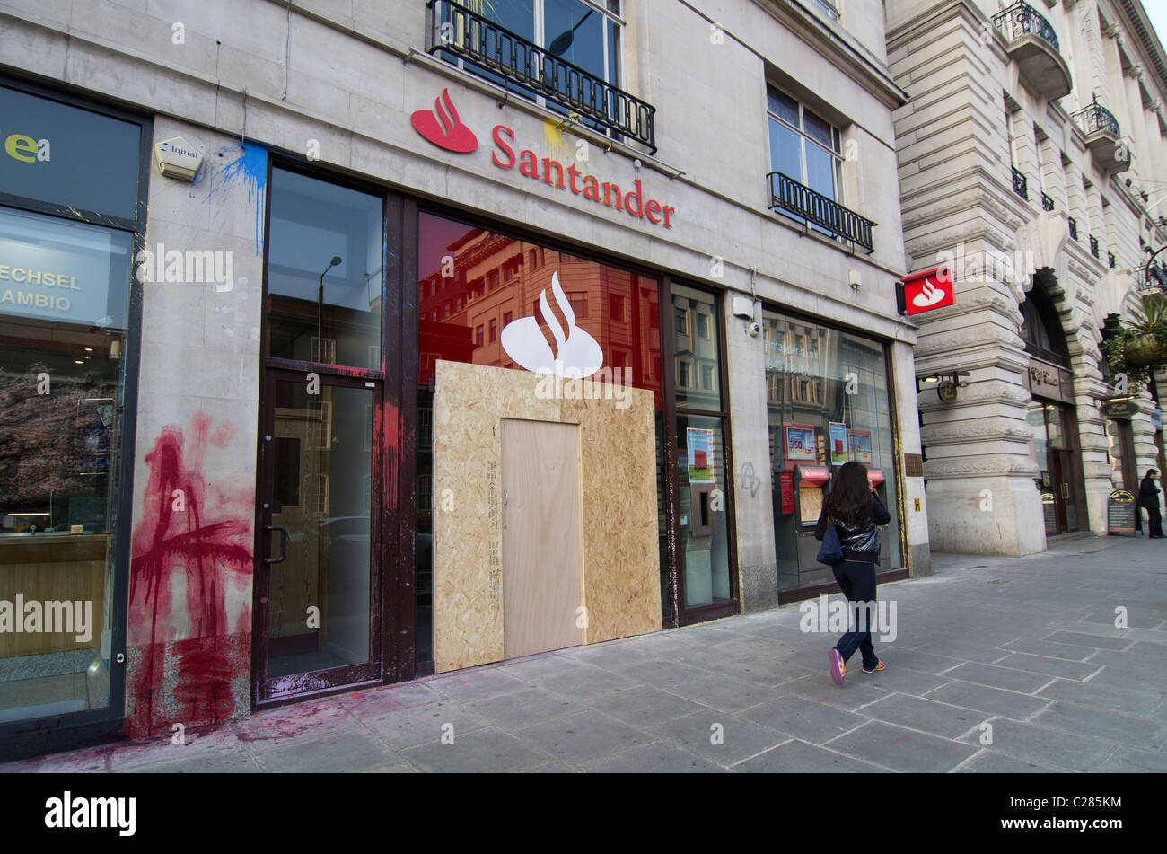 Santander Bank boarded up and after riots in London Stock Photo - Alamy