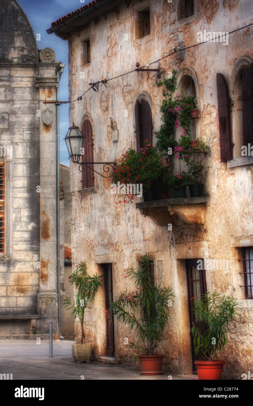 Vintage old alleyway hi-res stock photography and images - Alamy