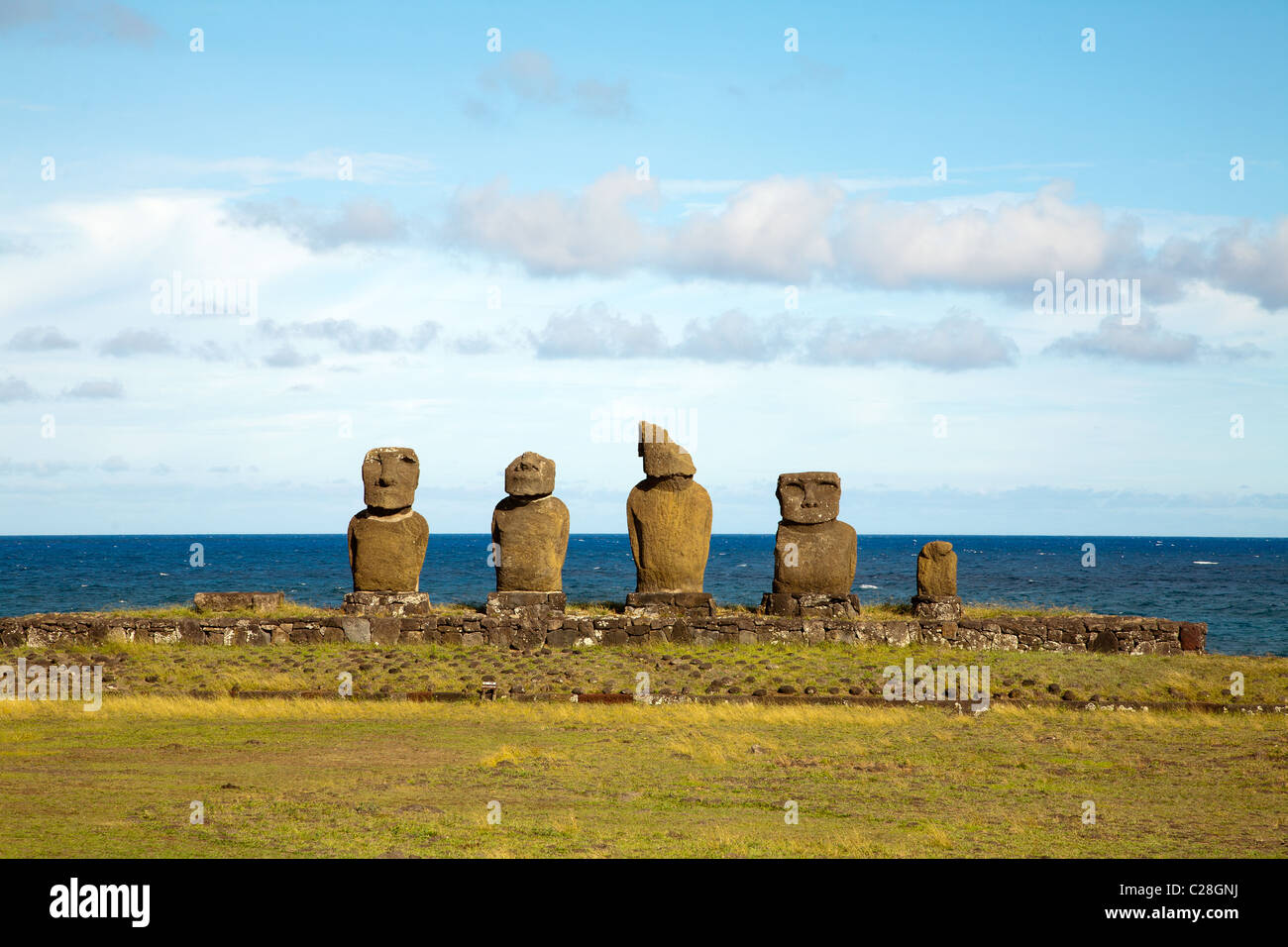 Row statues in front hi-res stock photography and images - Alamy