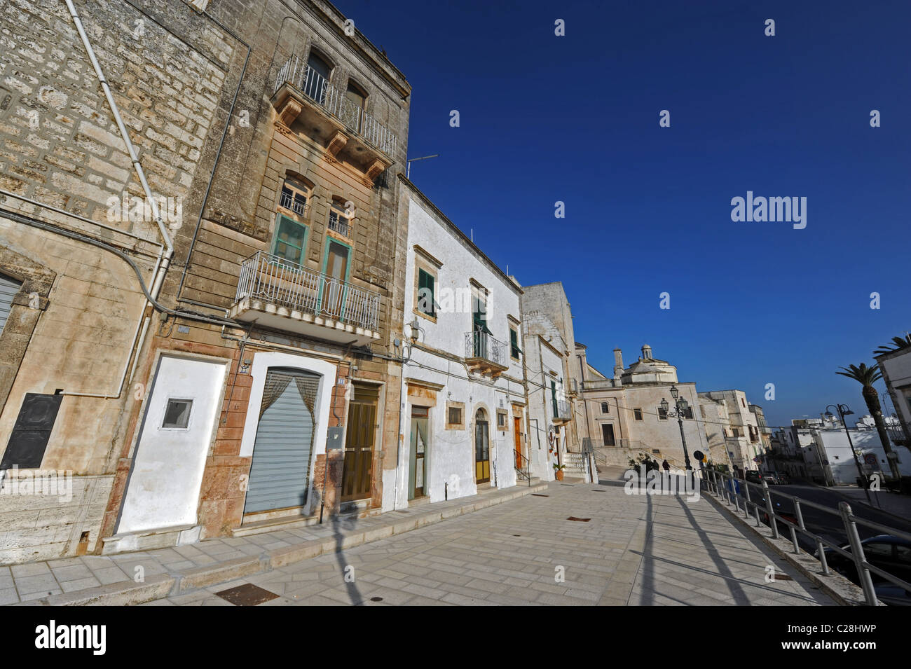 Street of white houses in italy hi-res stock photography and images - Alamy