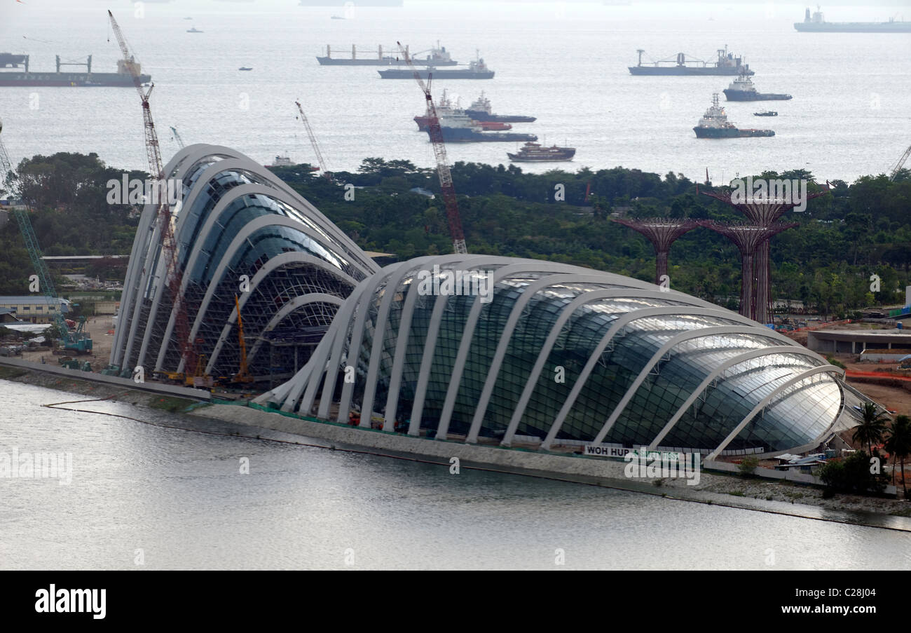 New development at the Marina Bay area of Singapore, with shipping on ...