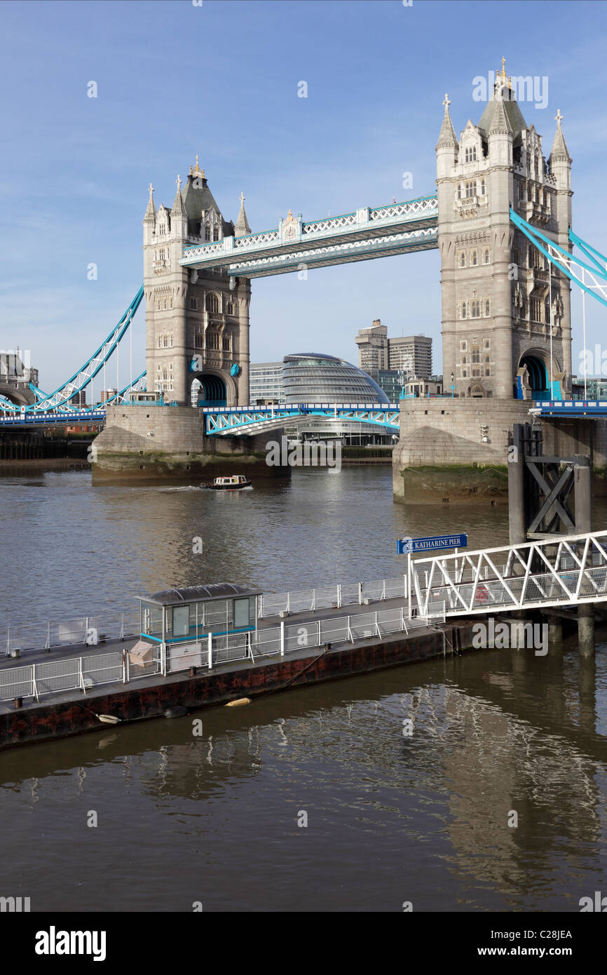 The iconic and easily recognised Tower Bridge, connecting north and ...