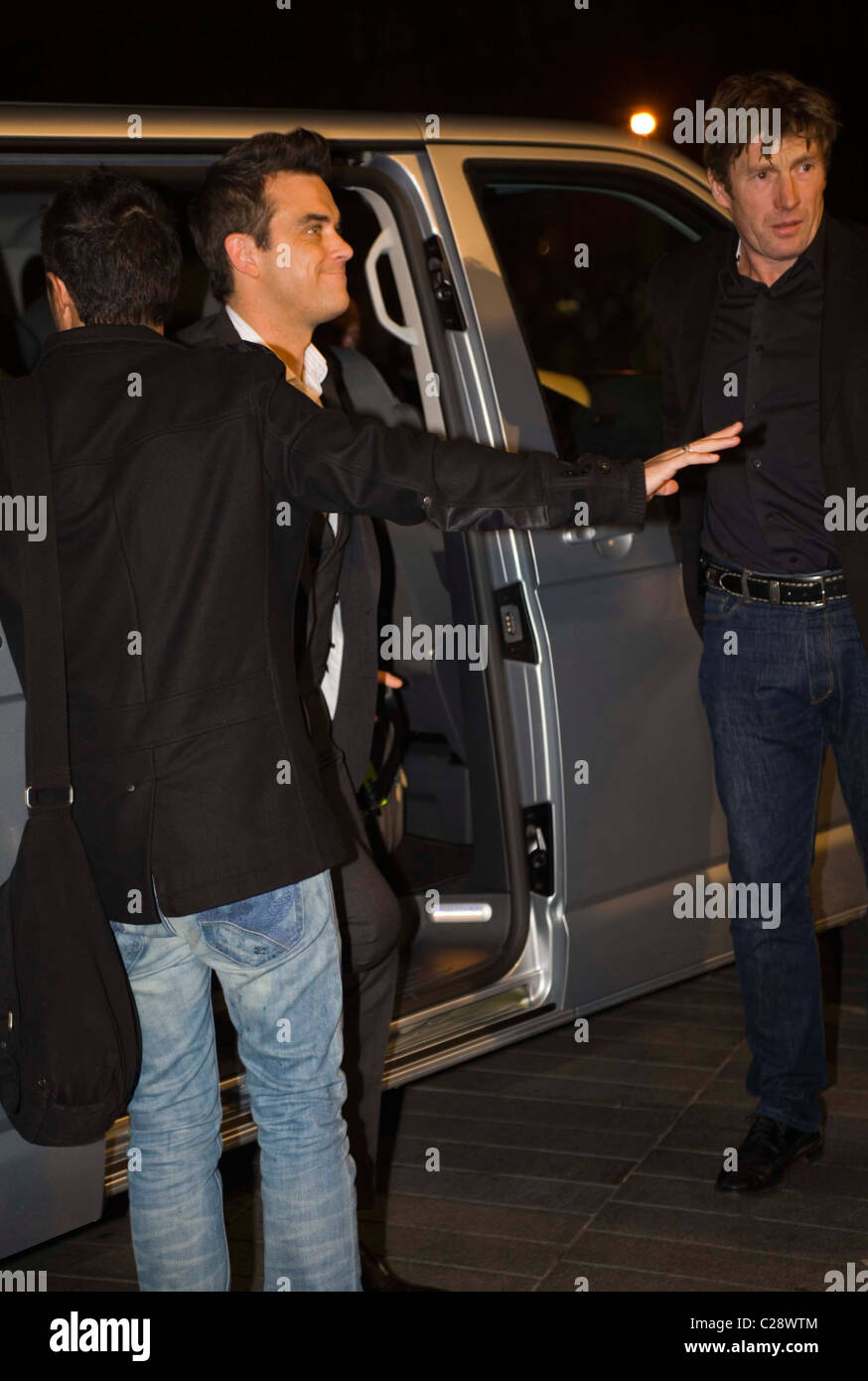 Robbie Williams arrives at the 40 Principales Annual Music Awards at ...