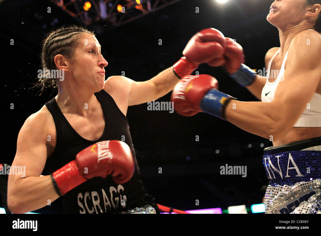 Peruvian boxer Kina Malpartida (R) fights against British Lindsay ...