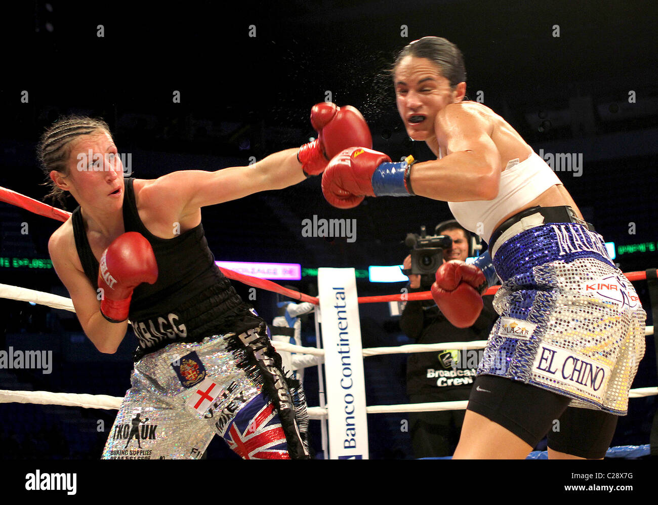 Peruvian boxer Kina Malpartida (R) fights against British Lindsay ...