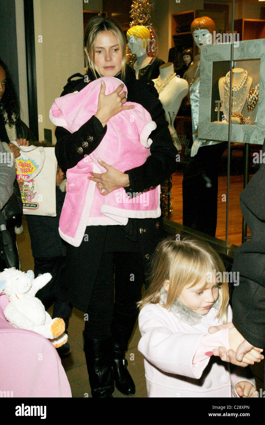 Heidi Klum, Lou Samuel and Leni Heidi Klum covers her new baby daughter ...