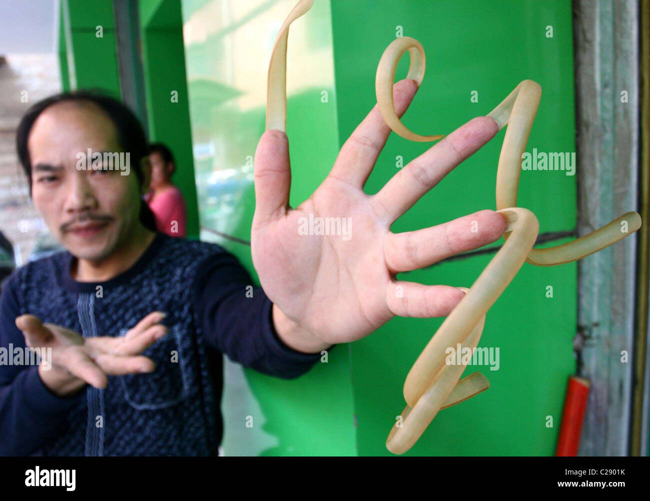 Fantastic fingers How does he play the guitar? Li Jianping is hoping to ...