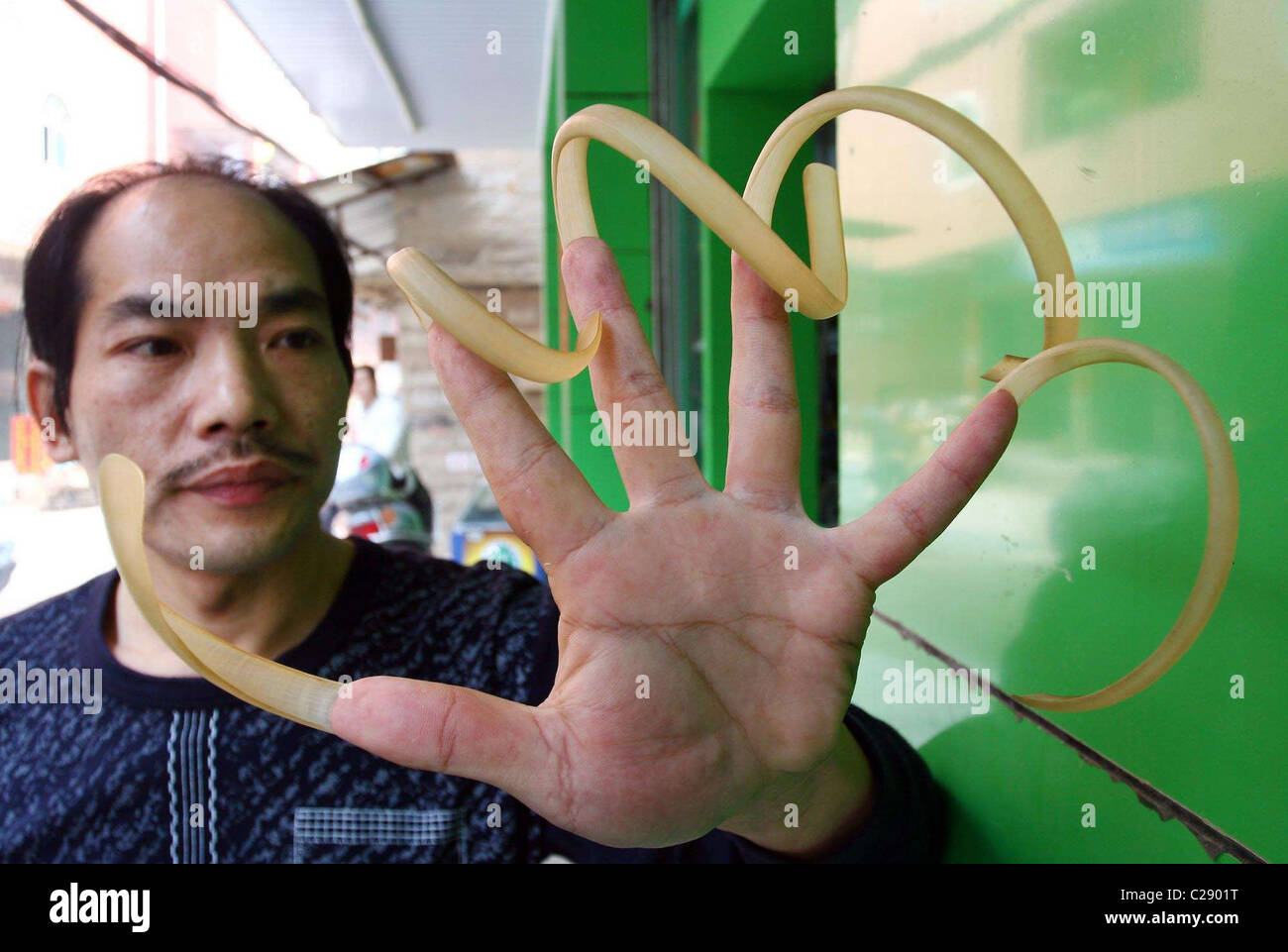 Fantastic fingers How does he play the guitar? Li Jianping is hoping to enter the Guinness Book ...