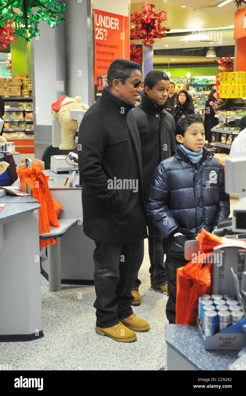 Jermaine Jackson with his sons out shopping with his family London ...