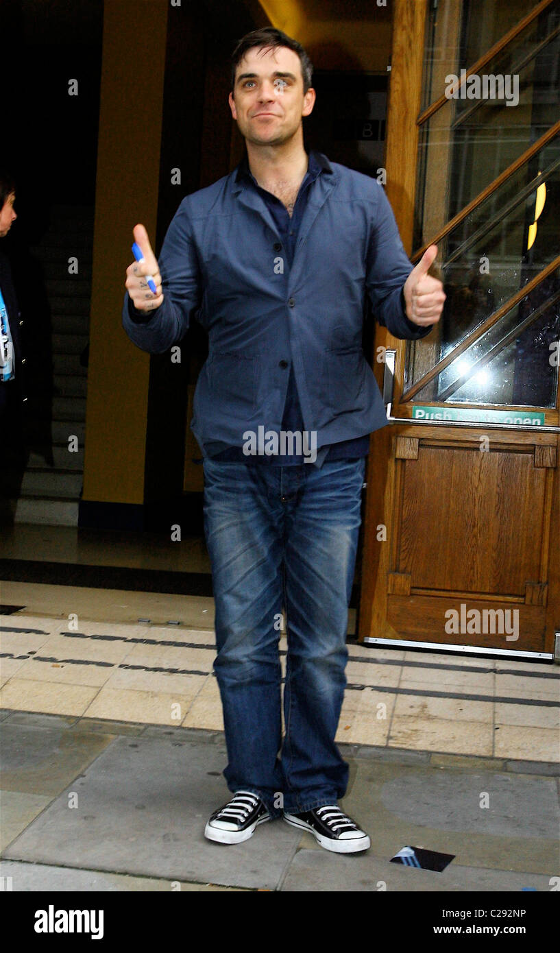 Robbie Williams leaving Broadcasting House London, England - 08.12.09 ...