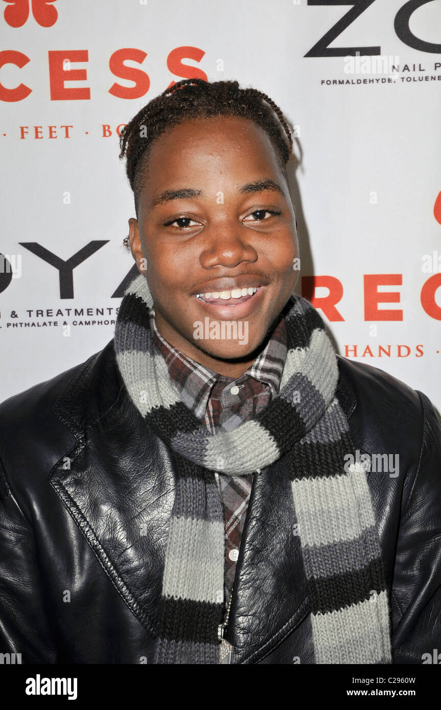 Leon Thomas arrives at Beauty For A Cause Holiday Toy Drive Event ...