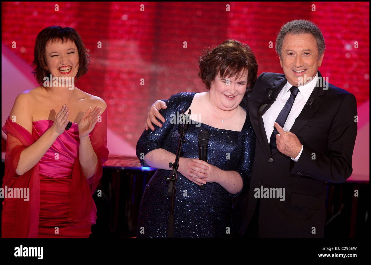 Susan Boyle with presenters Anne Roumanoff and Michel Drucker during an ...