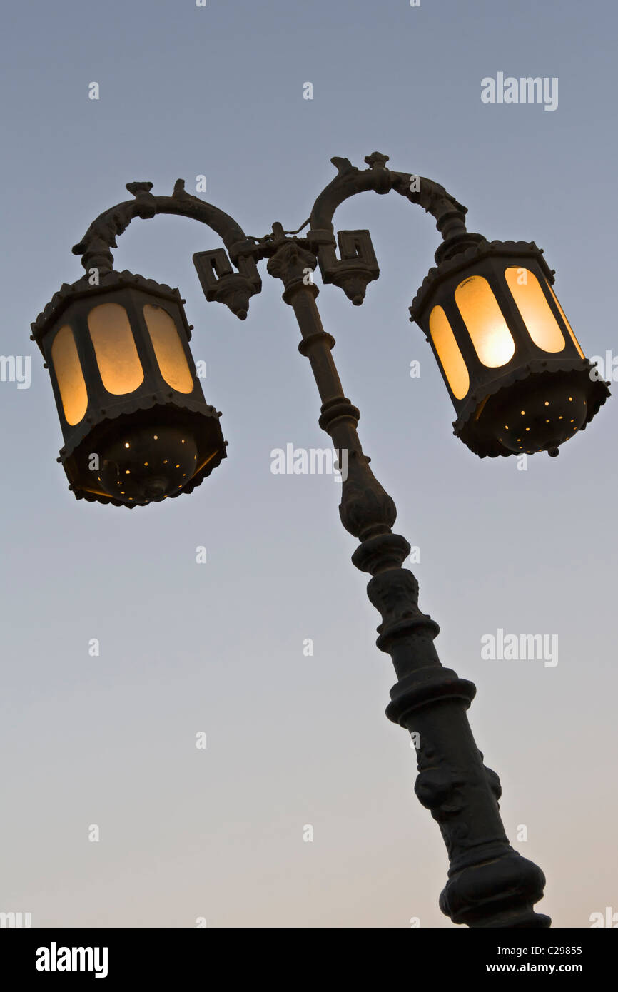 Lamppost lit hi-res stock photography and images - Alamy
