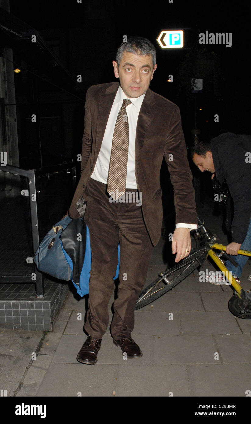 Rowan Atkinson is forced to call for roadside assistance after the ...