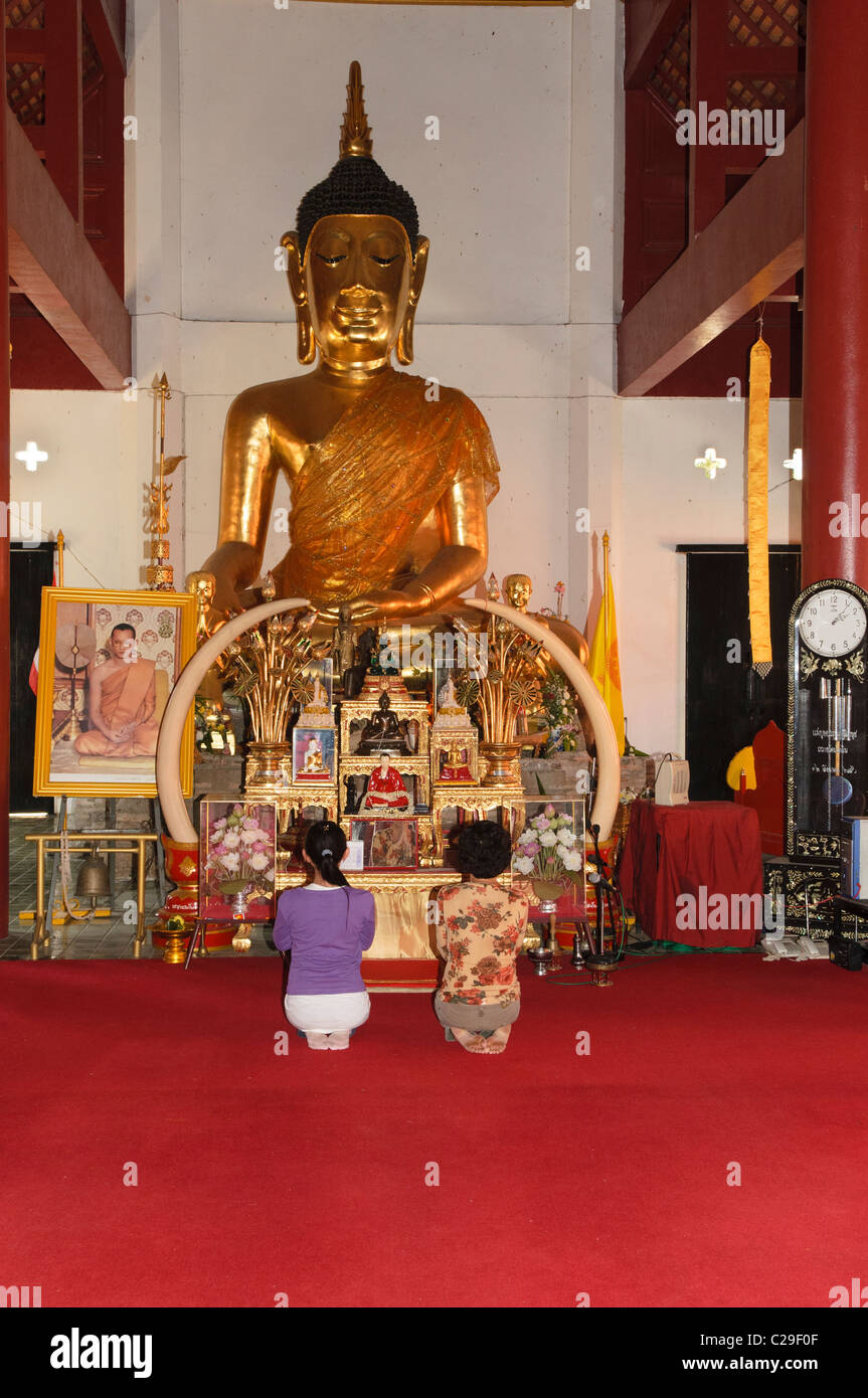 pilgrims praying in Wat Jet Lin Temple in Chiang Mai, Thailand Stock ...