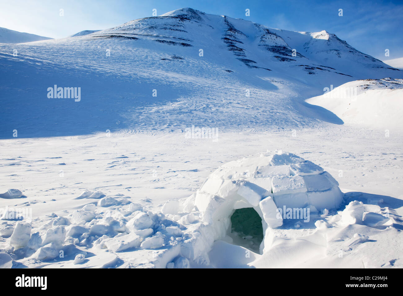 Igloo snow in mountain hi-res stock photography and images - Alamy