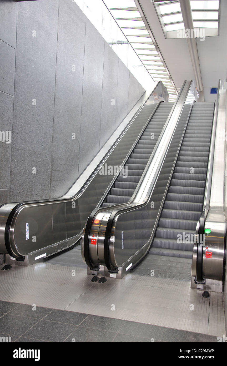 Double escalators hi-res stock photography and images - Alamy