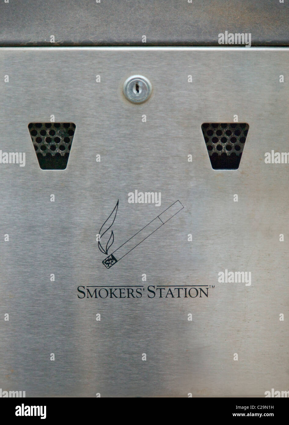 Smokers station hi-res stock photography and images - Alamy