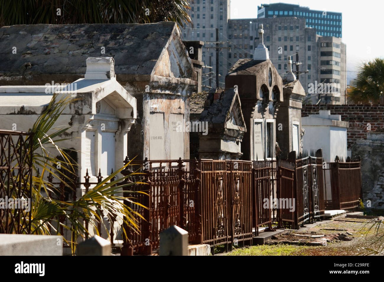 Modern tombs hi-res stock photography and images - Alamy
