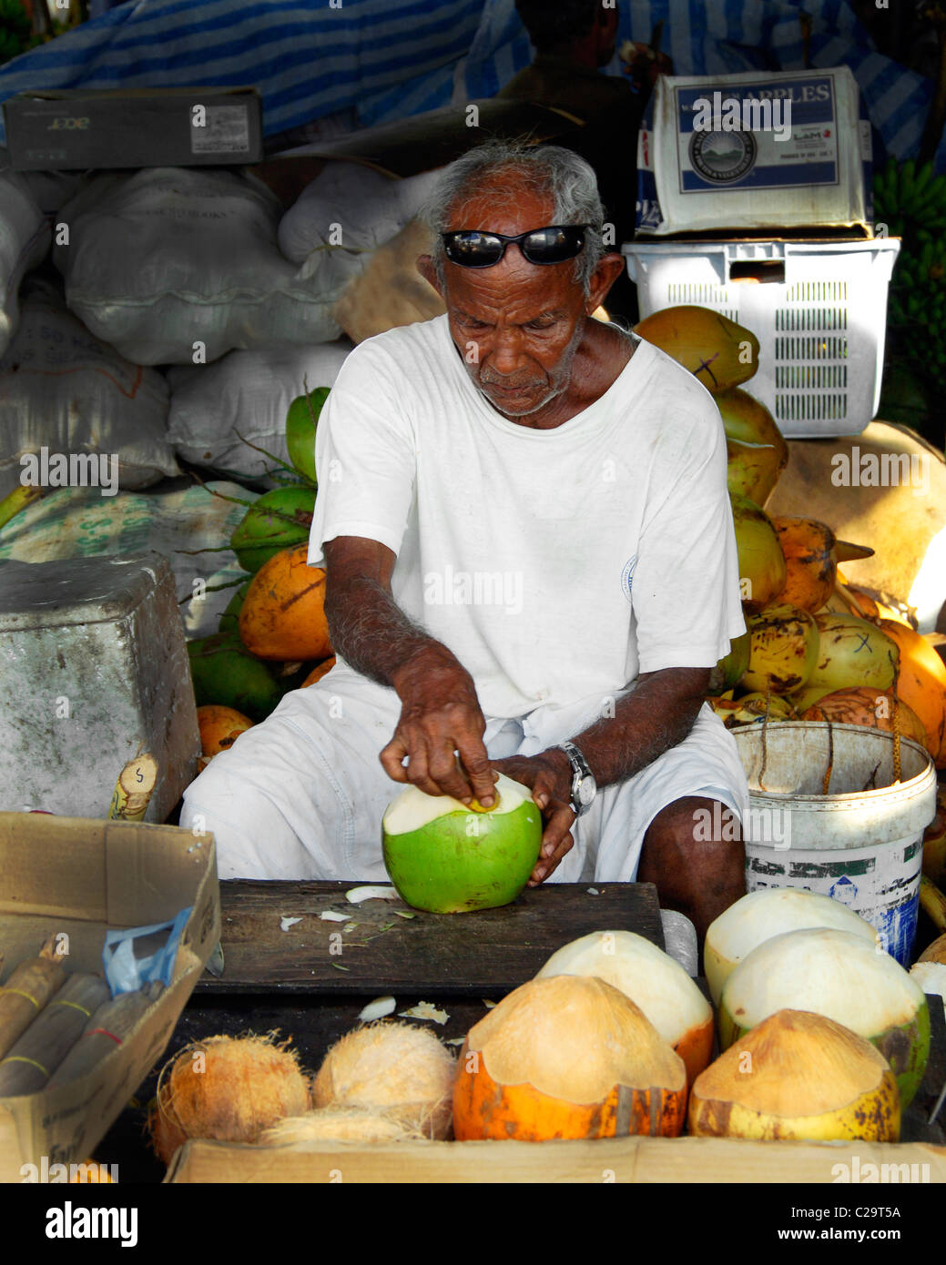 man cutting coconuts Stock Photo - Alamy