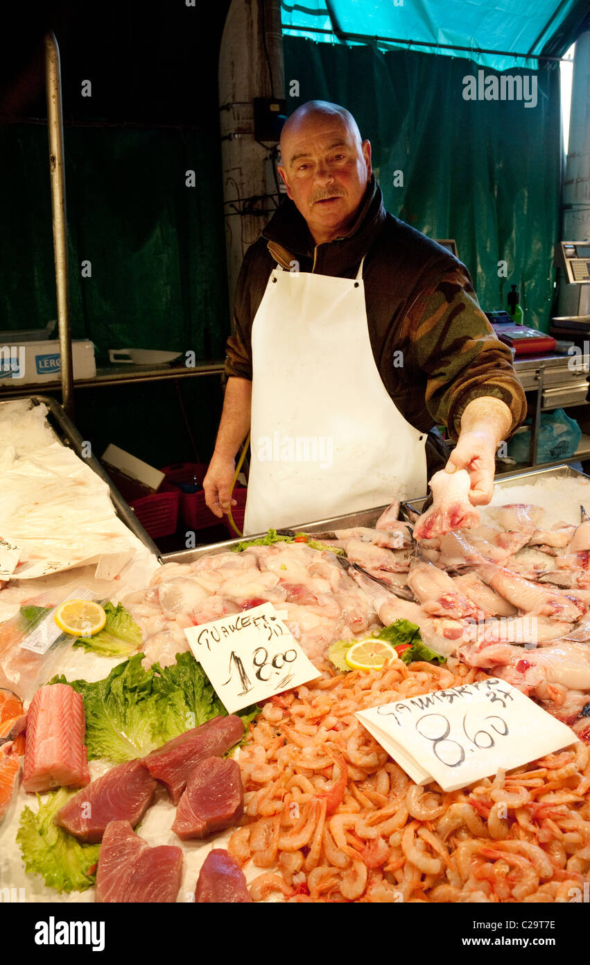 Fishmonger hi-res stock photography and images - Alamy