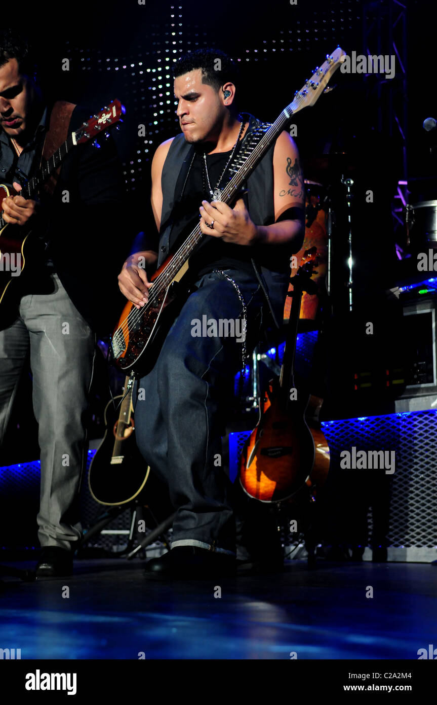 Lenny Santos and Max Santos of the Bachata group Aventura performing ...