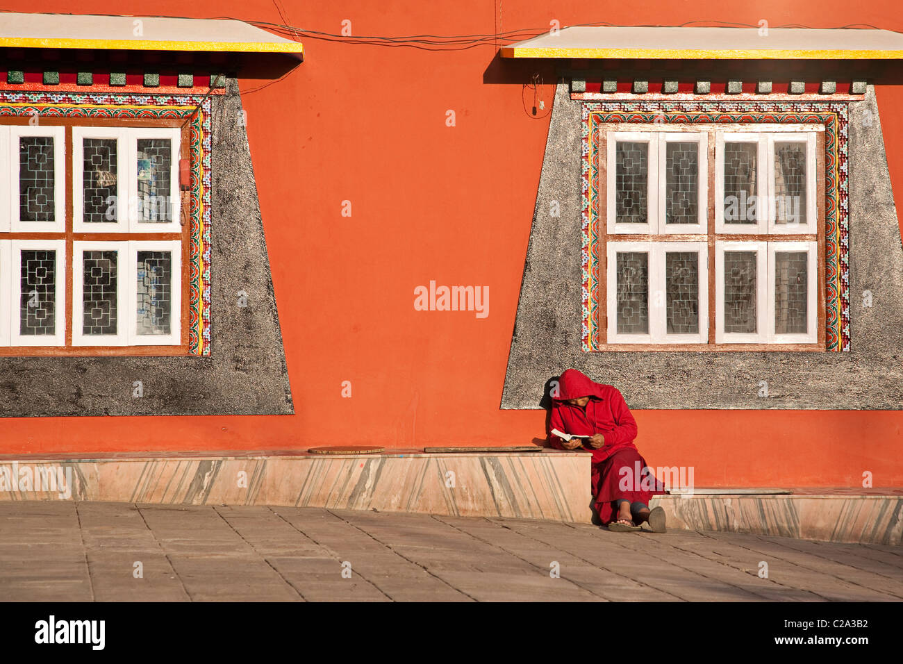 Monk reading book hi-res stock photography and images - Alamy