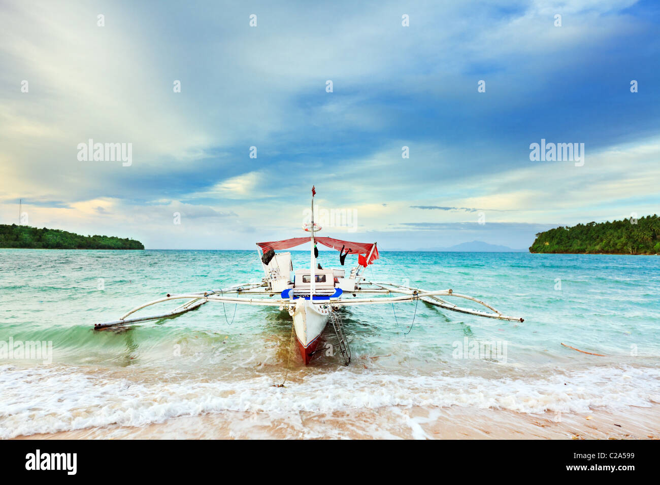 Traditional philippine boat hi-res stock photography and images - Alamy