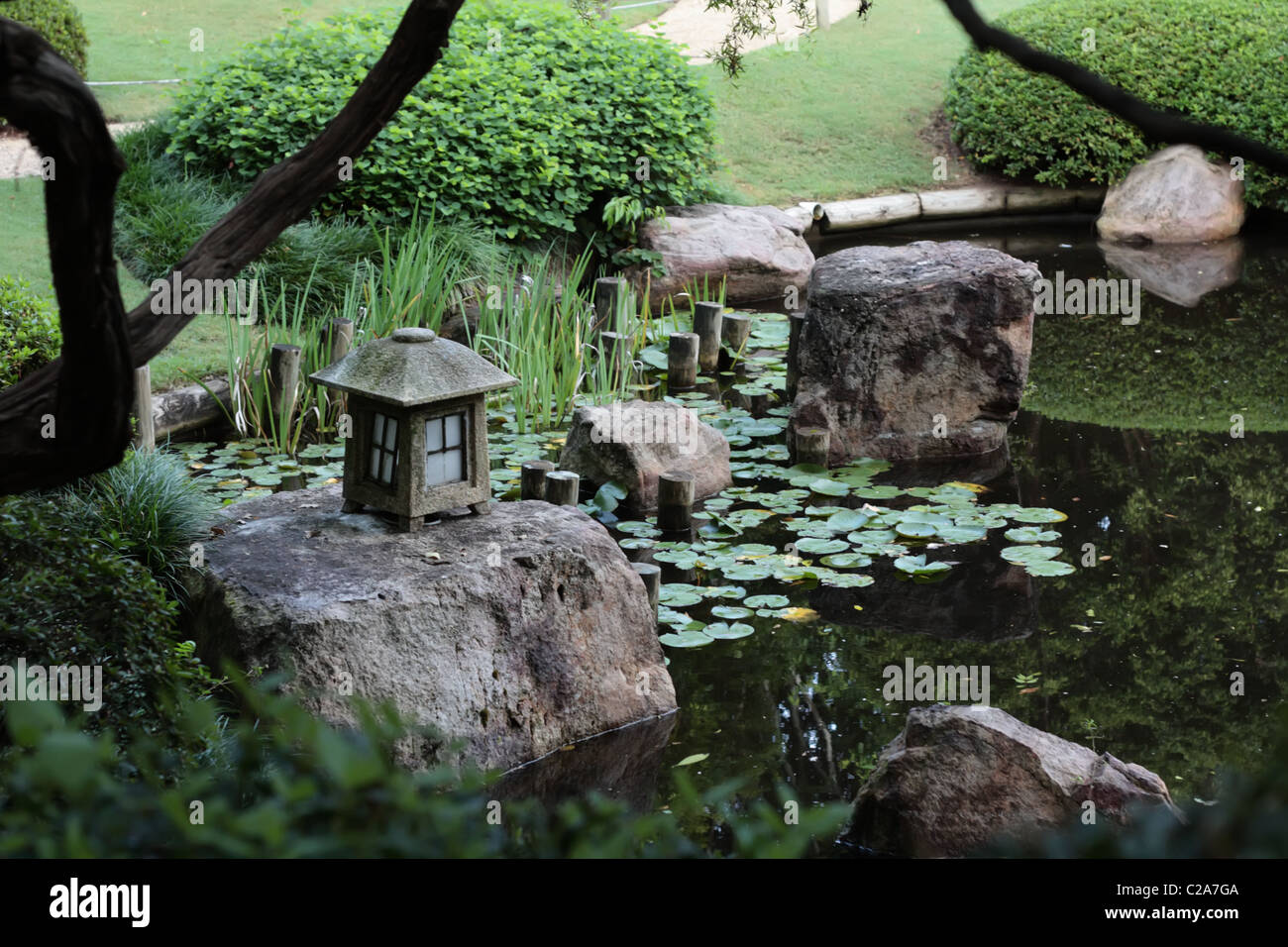 Pond japanese style garden hi-res stock photography and images - Alamy