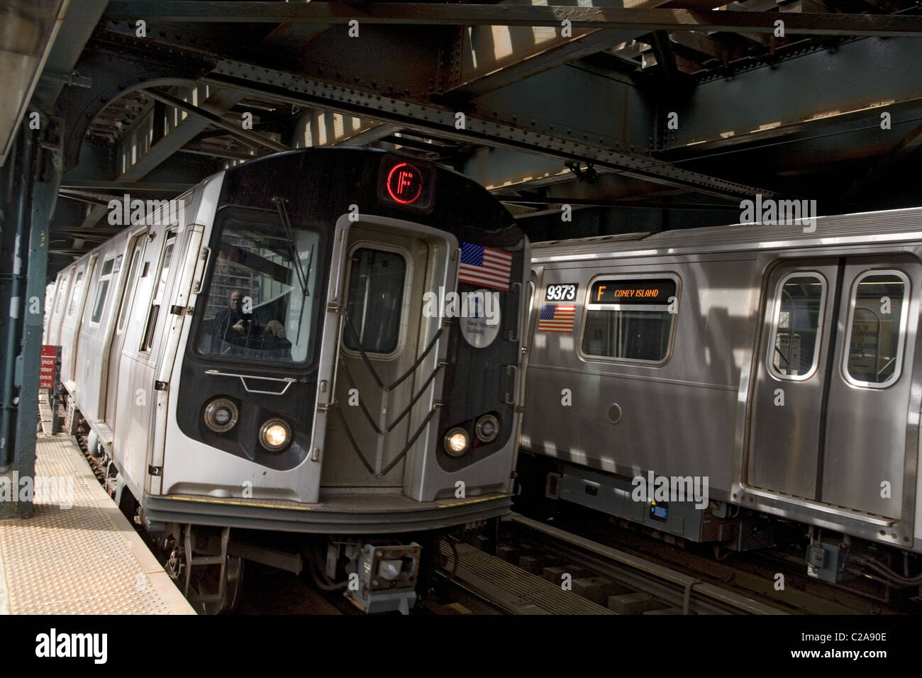 Above ground train station hi-res stock photography and images - Alamy