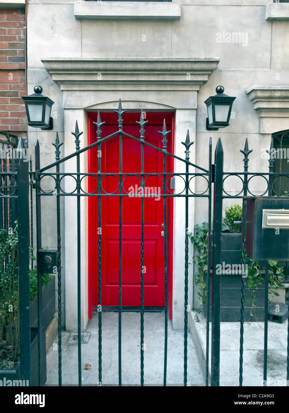Entrance with red door to apartment in Manhatten Stock Photo - Alamy