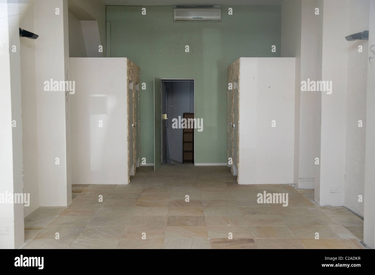 empty shop space Stock Photo - Alamy