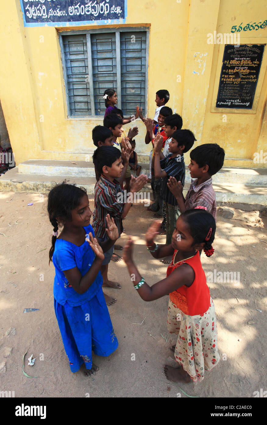Indian girls dancing hi-res stock photography and images - Alamy