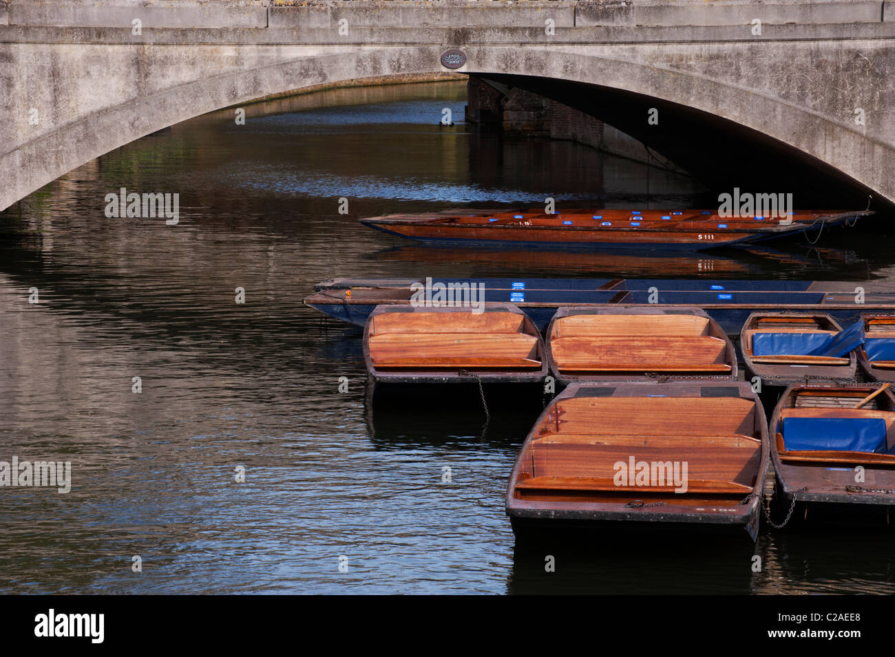 Punts and the arch of a bridge over the River Cam in Cambridge Stock ...
