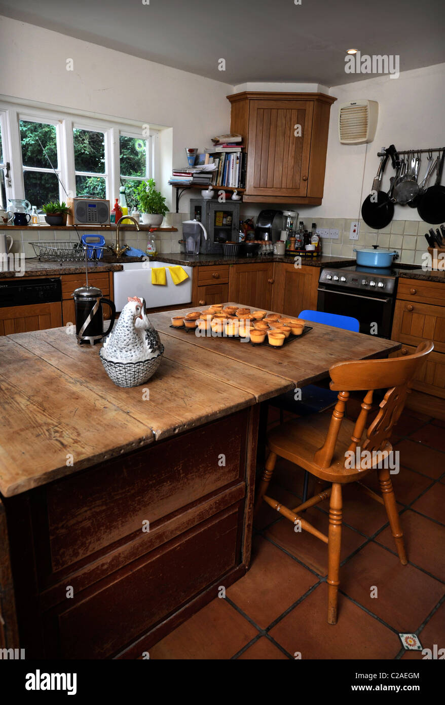 Cakes cooling hi-res stock photography and images - Alamy