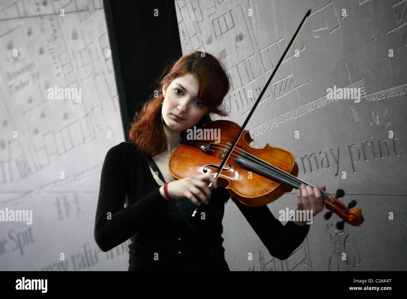Lady violinist hi-res stock photography and images - Alamy