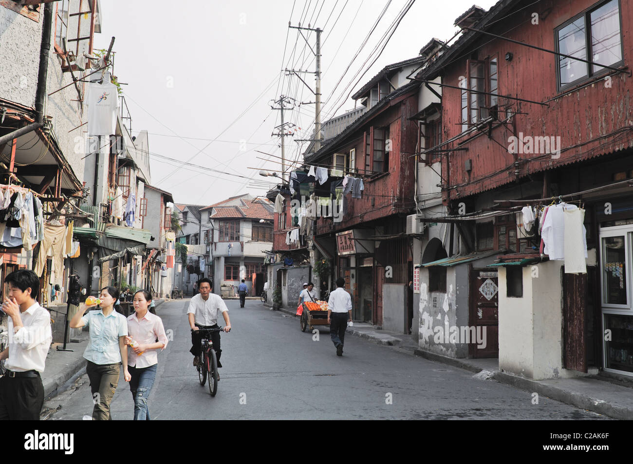 Old town part of Shanghai populated by poor people Stock Photo - Alamy