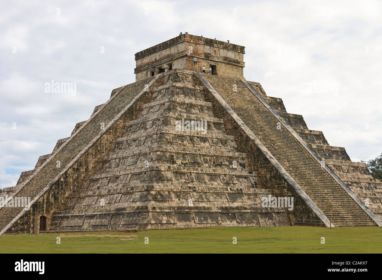 Side view kukulkan pyramid chichen hi-res stock photography and images ...