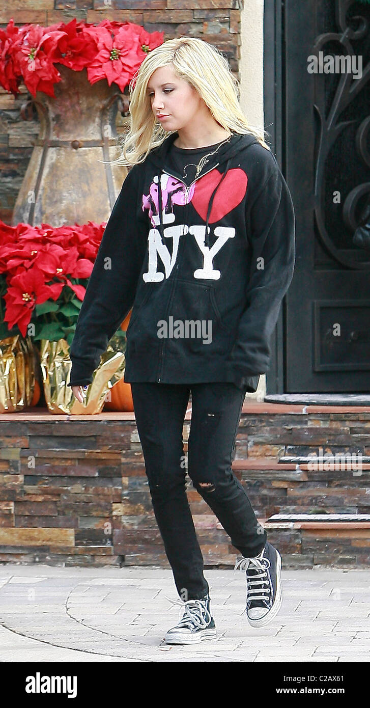Ashley Tisdale sporting a 'I love NY' top, on her way to meet boyfriend ...