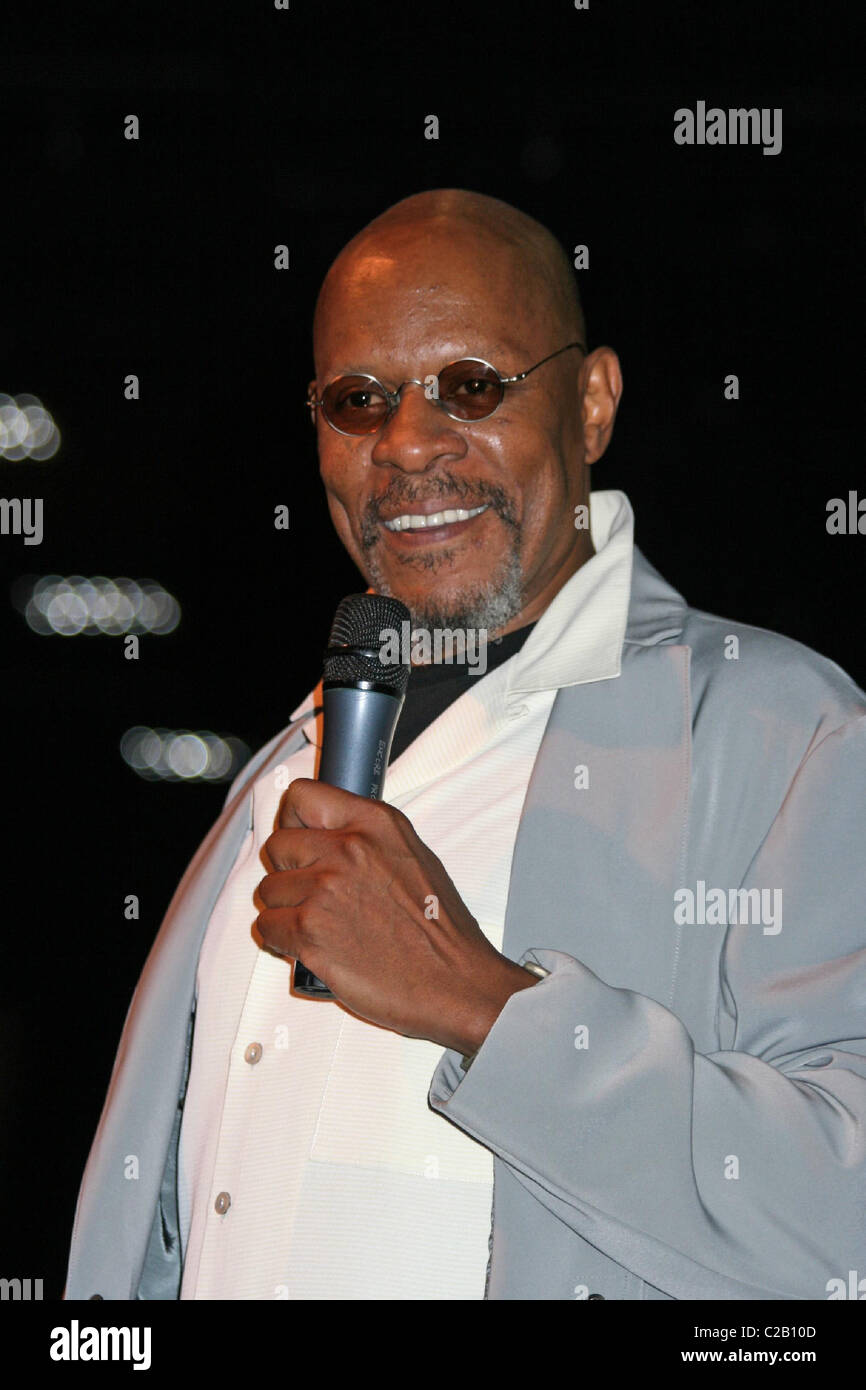 Avery brooks and star trek hi-res stock photography and images - Alamy