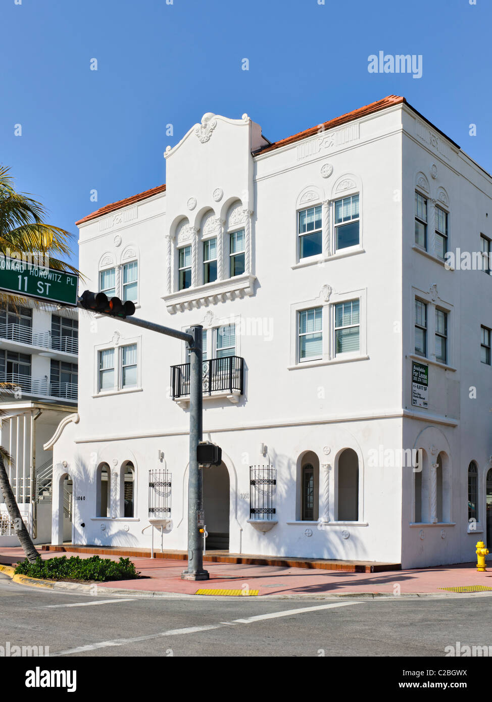 Hotel by beach hi-res stock photography and images - Alamy