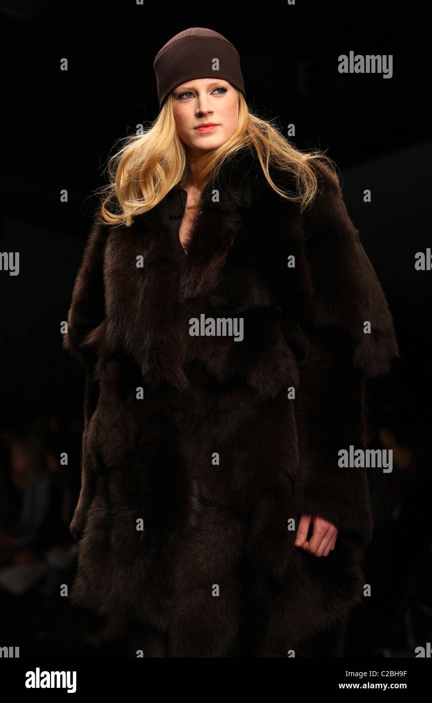 Jasper conran fashion week hi-res stock photography and images - Alamy