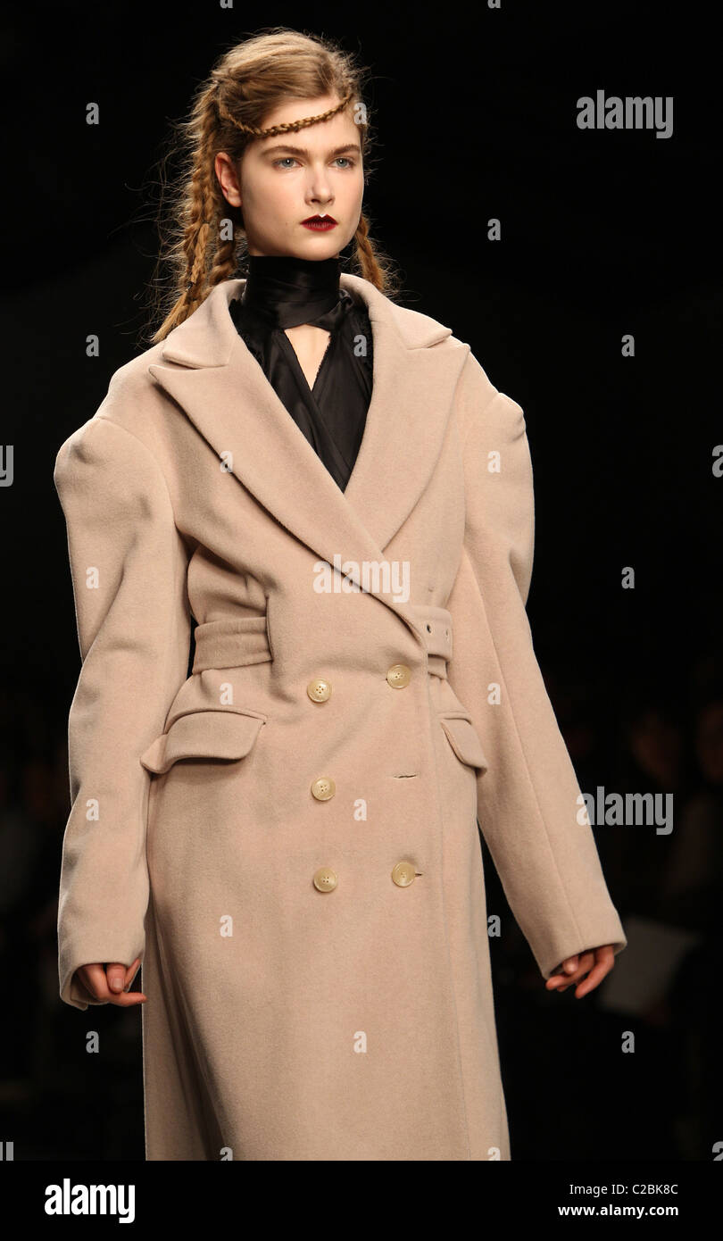 Fashion designer john rocha hi-res stock photography and images - Alamy