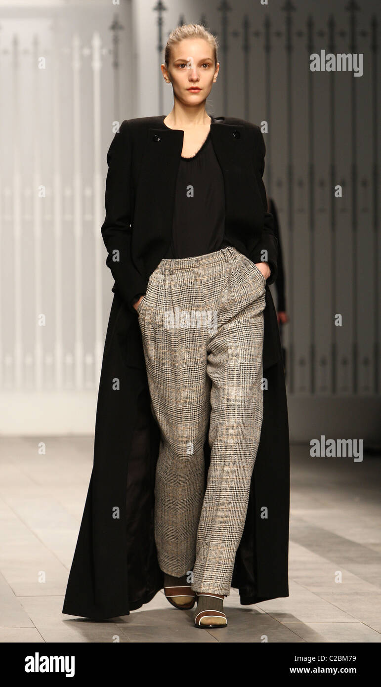 Jaeger fashion hi-res stock photography and images - Alamy