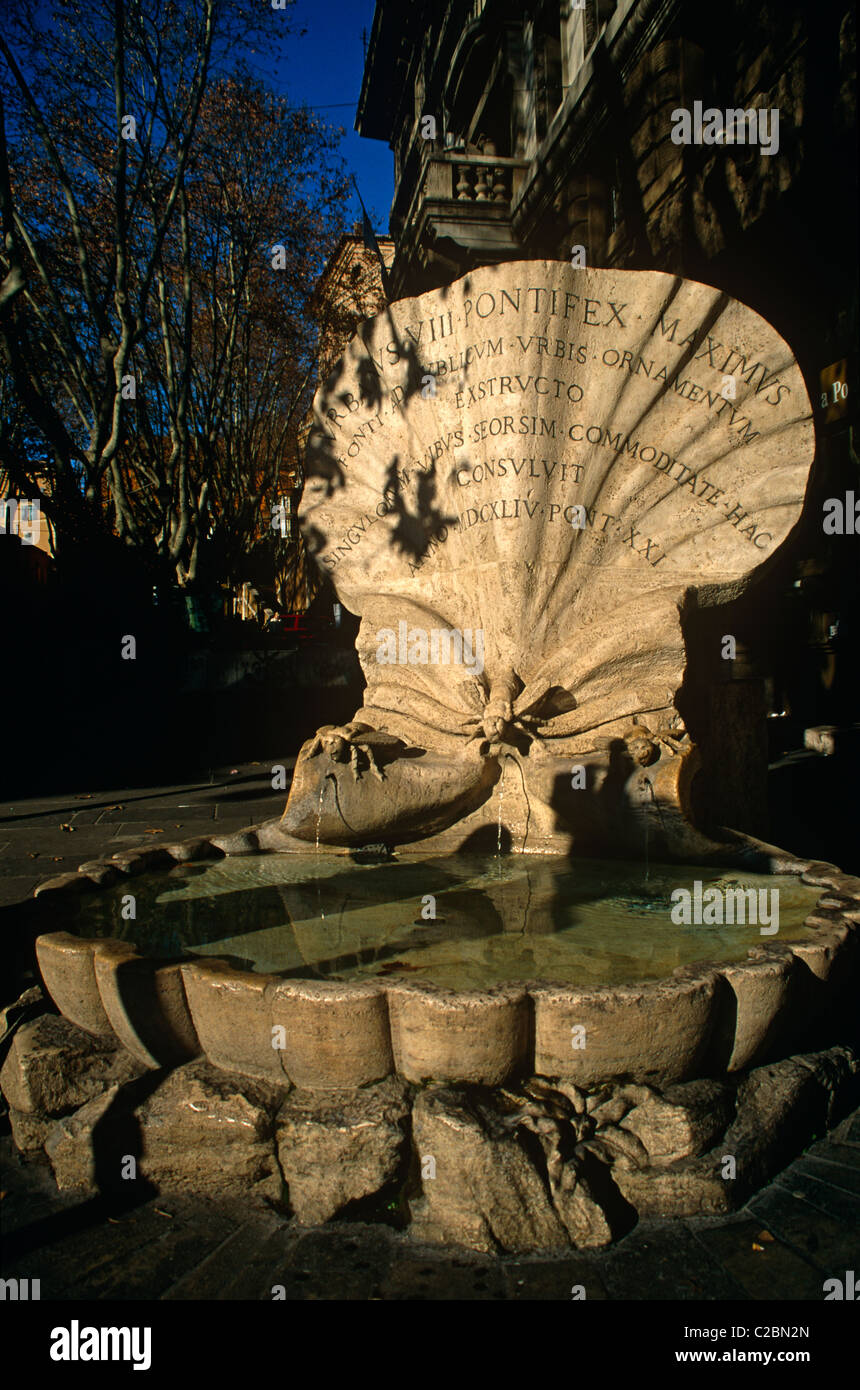 Fountain of bees hi-res stock photography and images - Alamy
