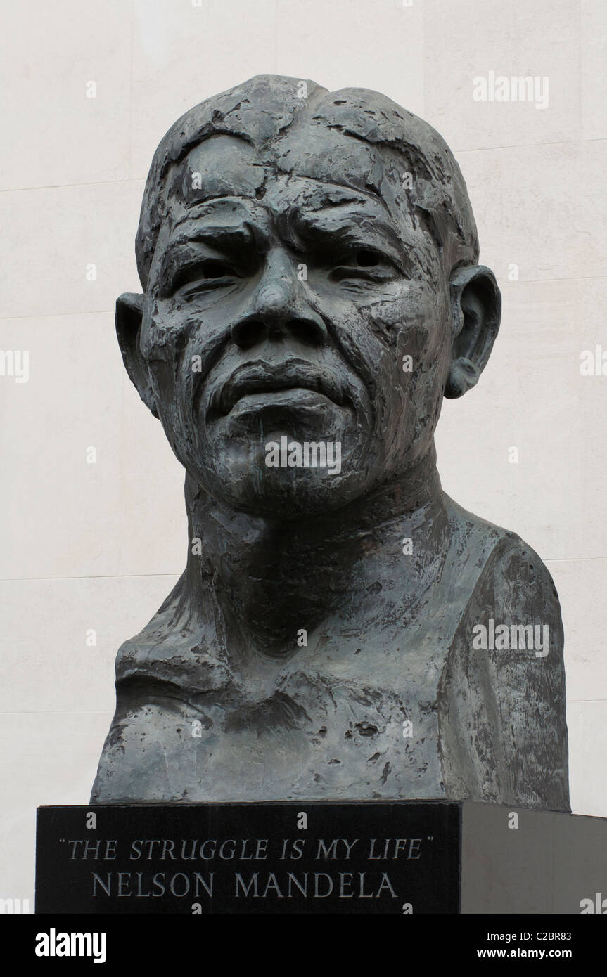 Nelson mandela sculpture outside royal hi-res stock photography and ...