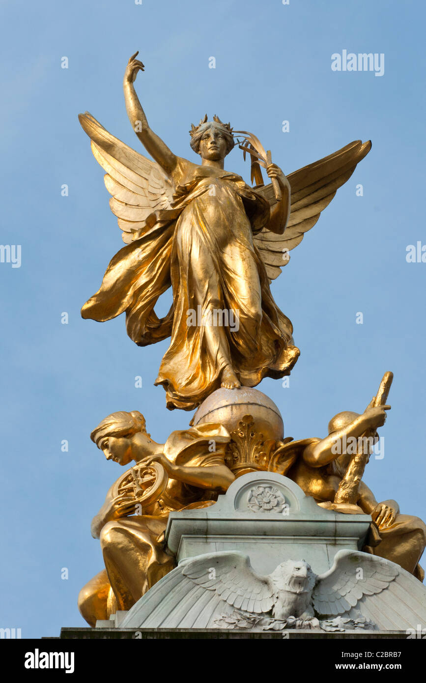 Statue outside buckingham palace hi-res stock photography and images - Alamy