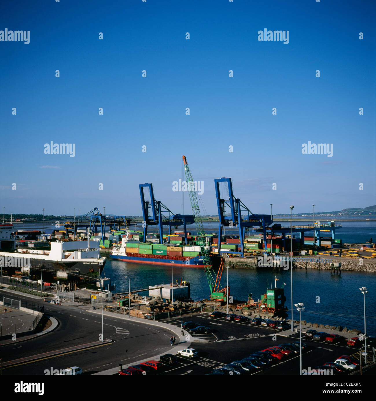 Shipping containers at dublin port hi-res stock photography and images ...