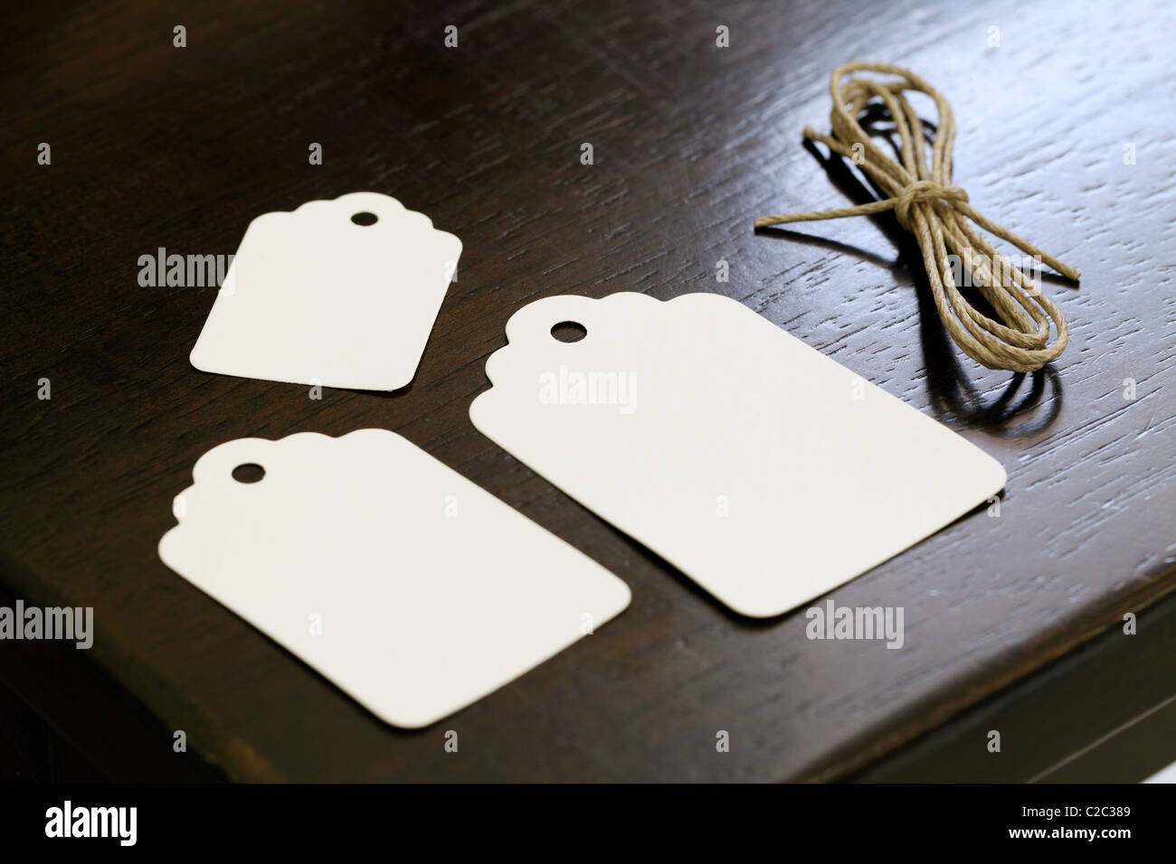 Blank label on wooden table Stock Photo - Alamy