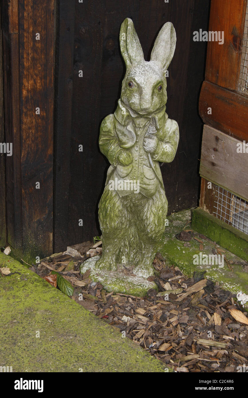 Rabbit statue hi-res stock photography and images - Alamy